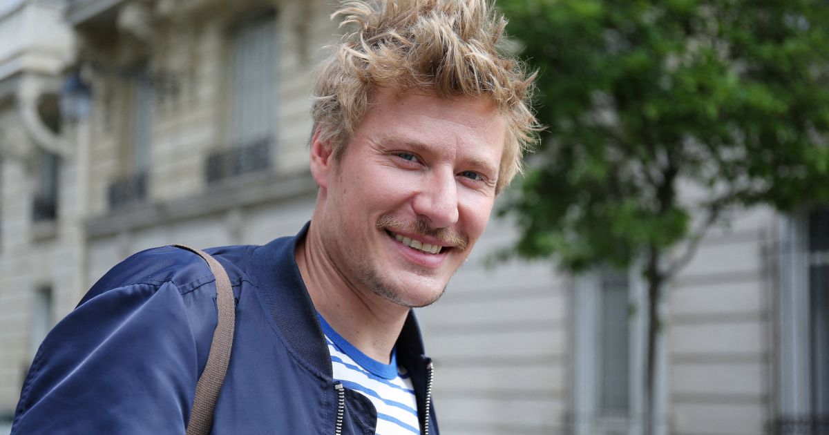Gérémy Crédeville quitte les studios de RTL à Paris, France, le 10 juin ...