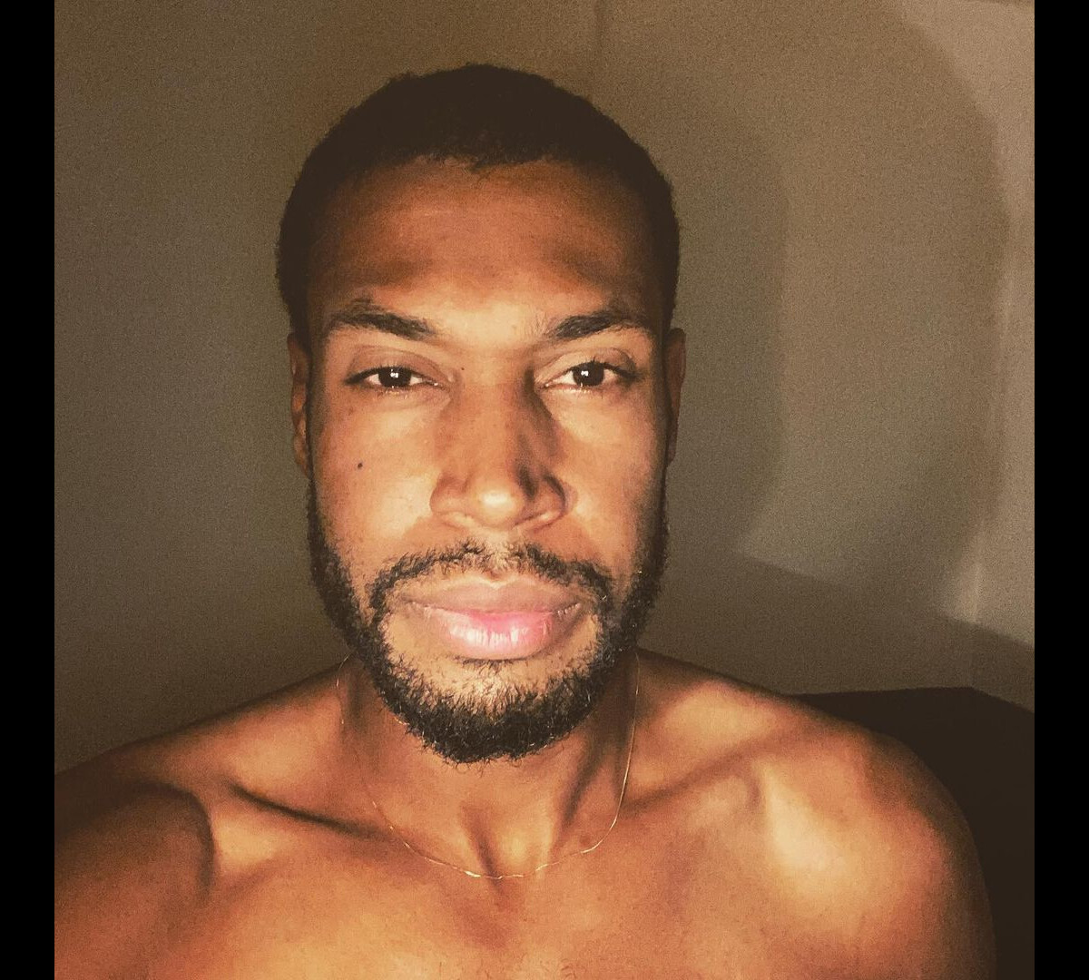 Vidéo : Senna (Secret Story) en couple avec une charmante blonde, "sosie" de son ex Amélie Neten ...