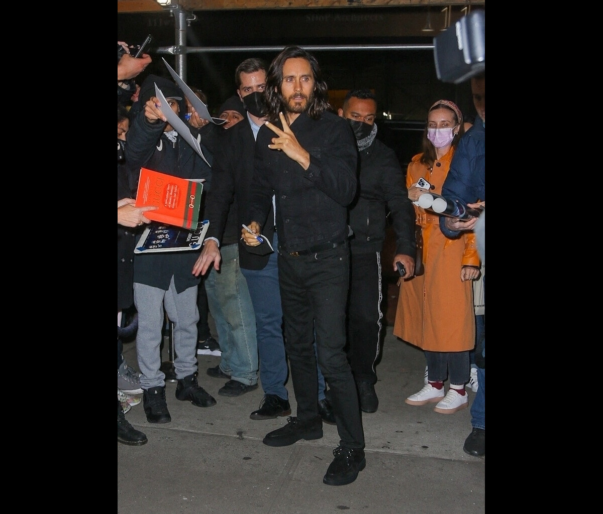 Photo : Jared Leto signe des autographes en arrivant à la première de ...