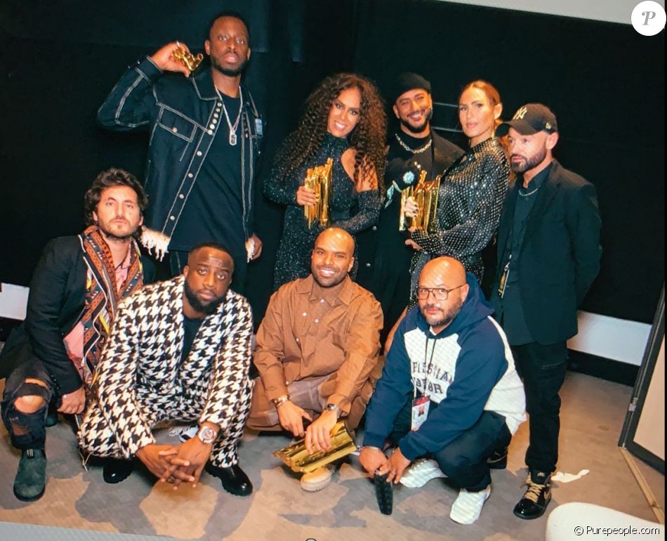 Vitaa et Slimane, Amel Bent (enceinte), Dadju et leur équipe du label Indifference Prod dirigé ...