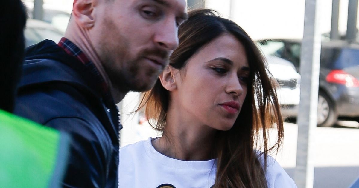 Lionel Messi et sa femme Antonella Roccuzzo vont prendre un avion à ...