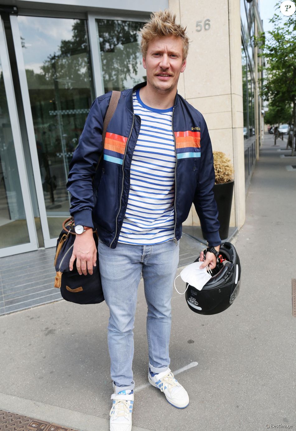 Gérémy Crédeville quitte les studios de RTL à Paris, France, le 10 juin ...