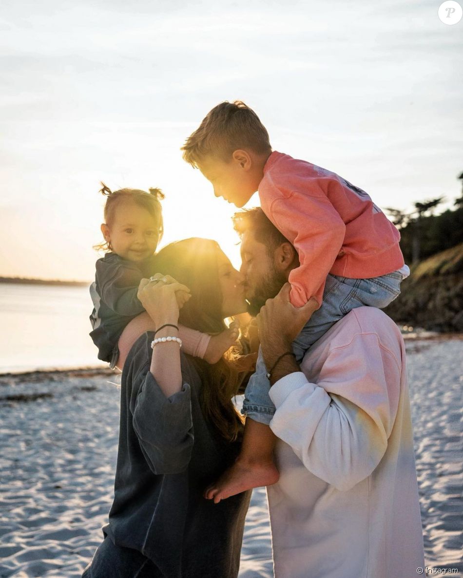 Julia Flabat Et Eddy Avec Leurs Enfants Dans Le Sud De La France Août