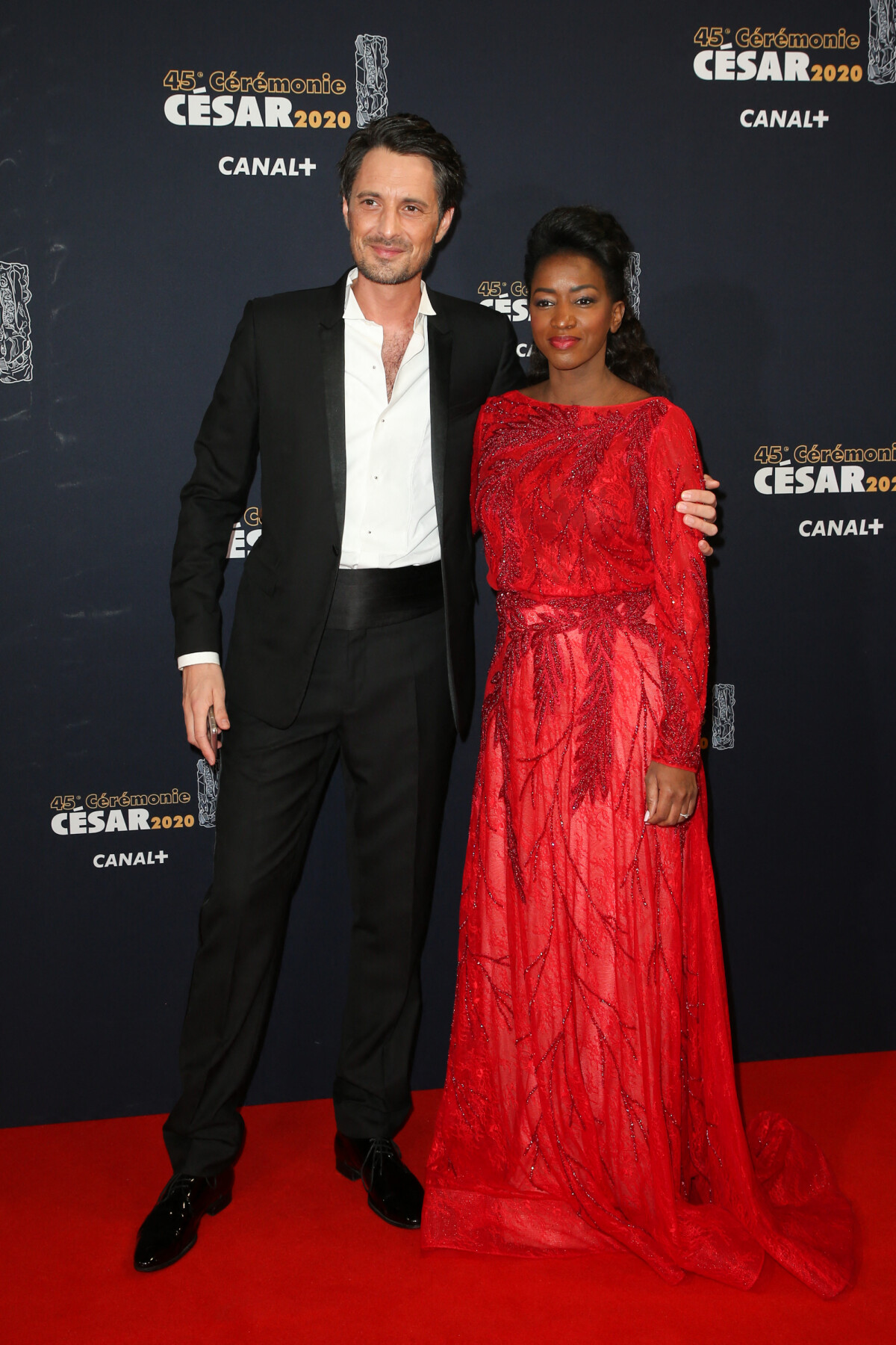 Photo : Vincent Cerutti et sa compagne Hapsatou Sy lors du photocall ...