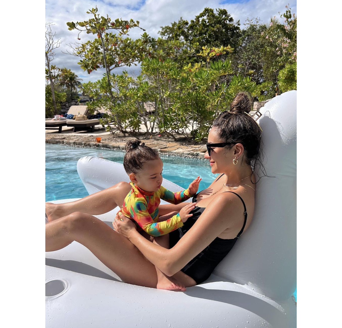 Photo : Shay Mitchell et sa fille Atlas. Décembre 2021. - Purepeople