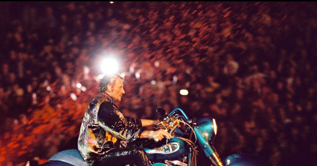 Johnny Hallyday sur scène au Stade de France avec sa moto Laura Eyes ...