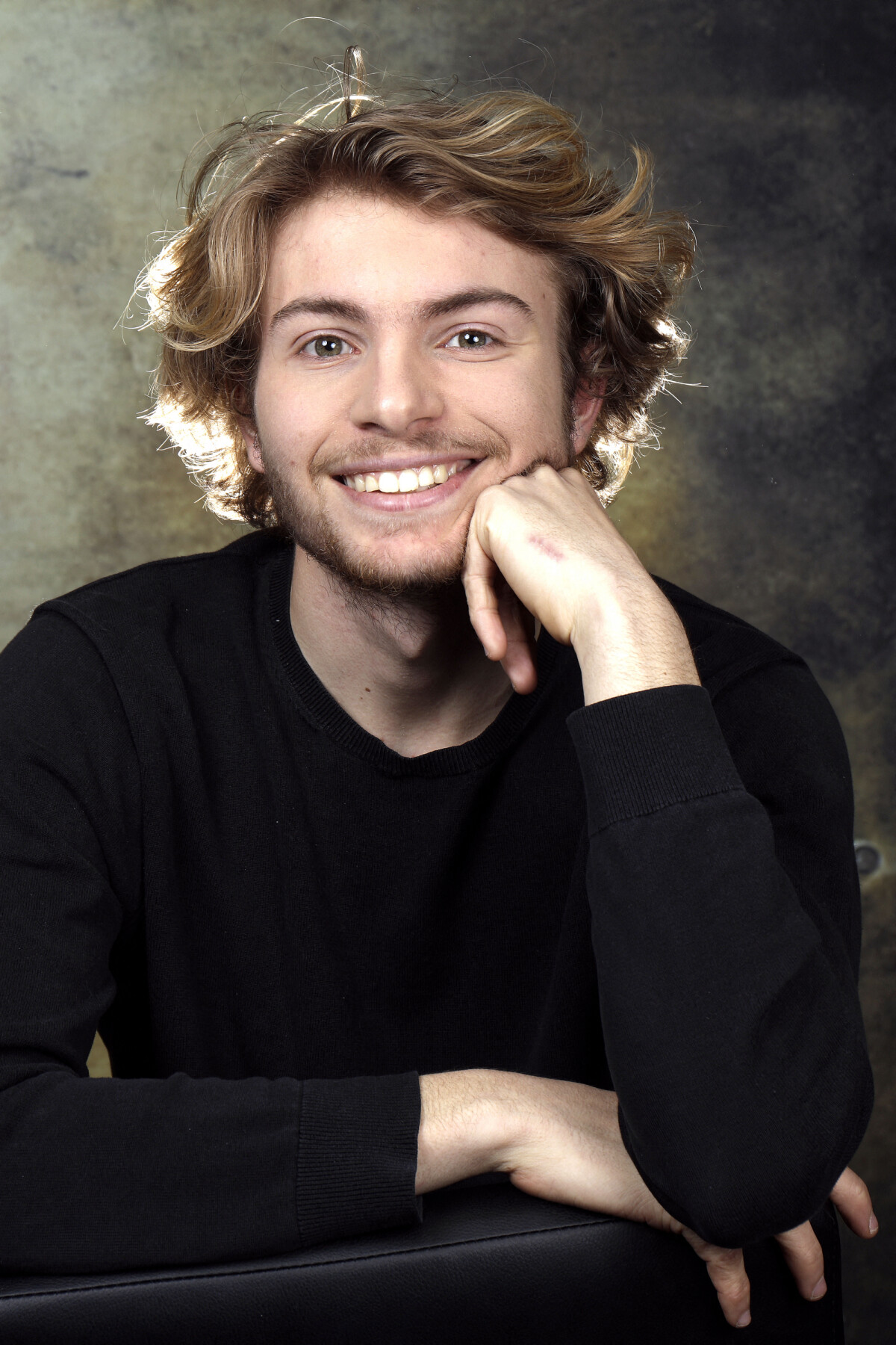 Photo : Portrait d'Arthur Germain (fils de la maire de Paris Anne ...