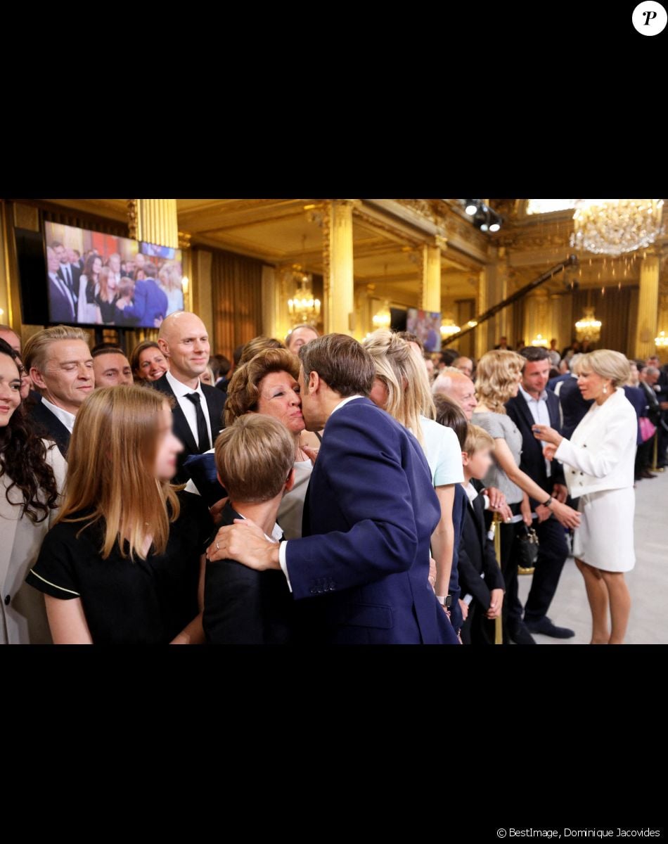 Emmanuel Macron : Ses parents, divorcés, posent ensemble fièrement avec ...