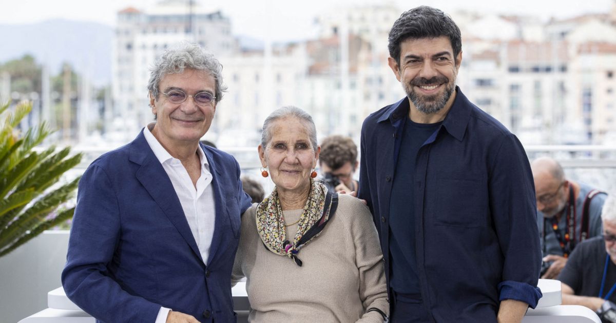 Le réalisateur Mario Martone, Aurora Quattrocchi, Pierfrancesco Favino ...