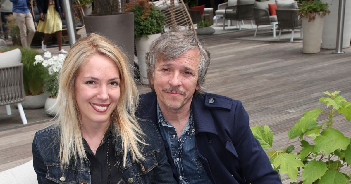 Mathilde Ripley et Pascal Demolon (acteurs) - au village (Jour 5) lors ...