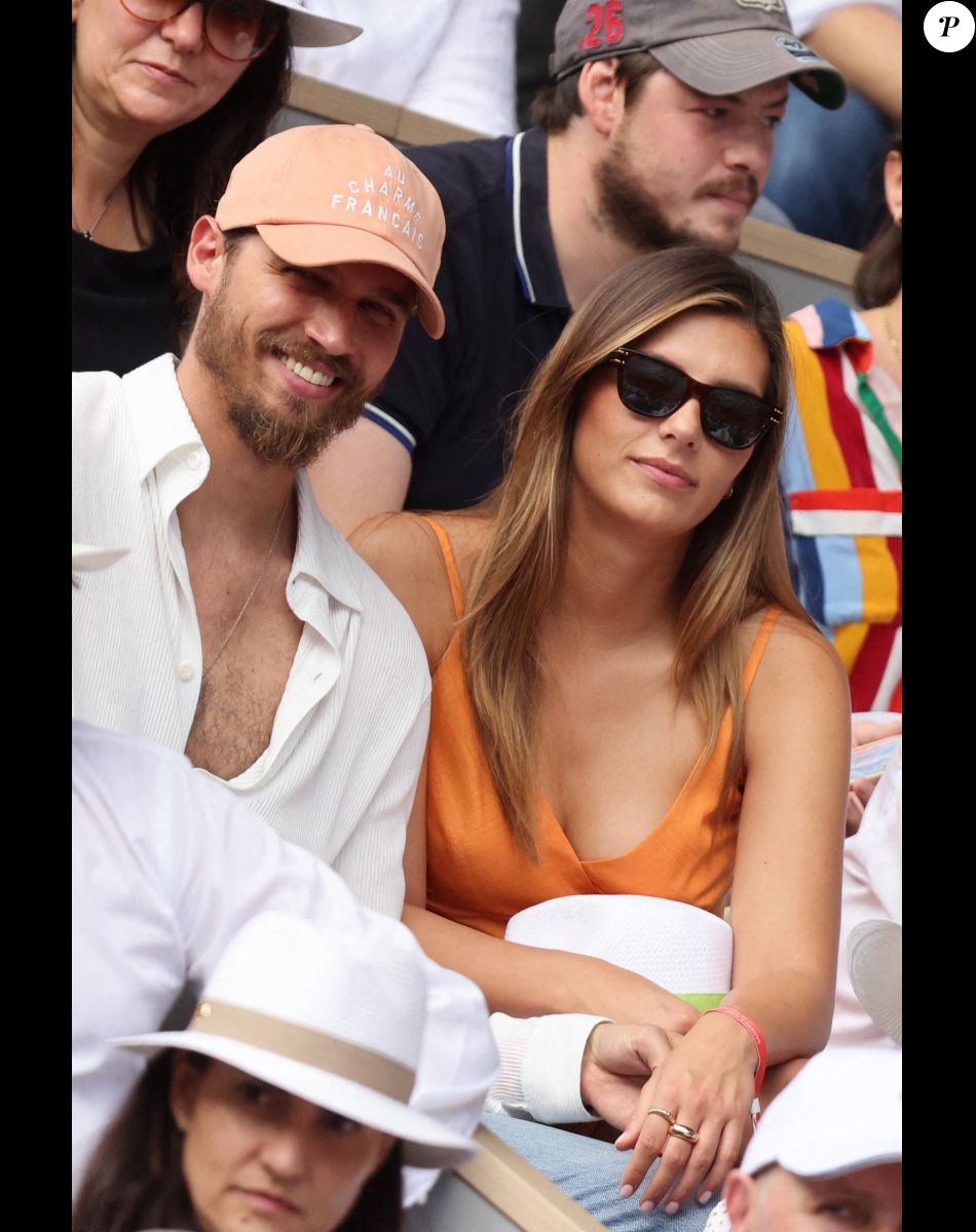 Camille Cerf Décolletée Et Amoureuse Avec Théo Fleury Des Couples En