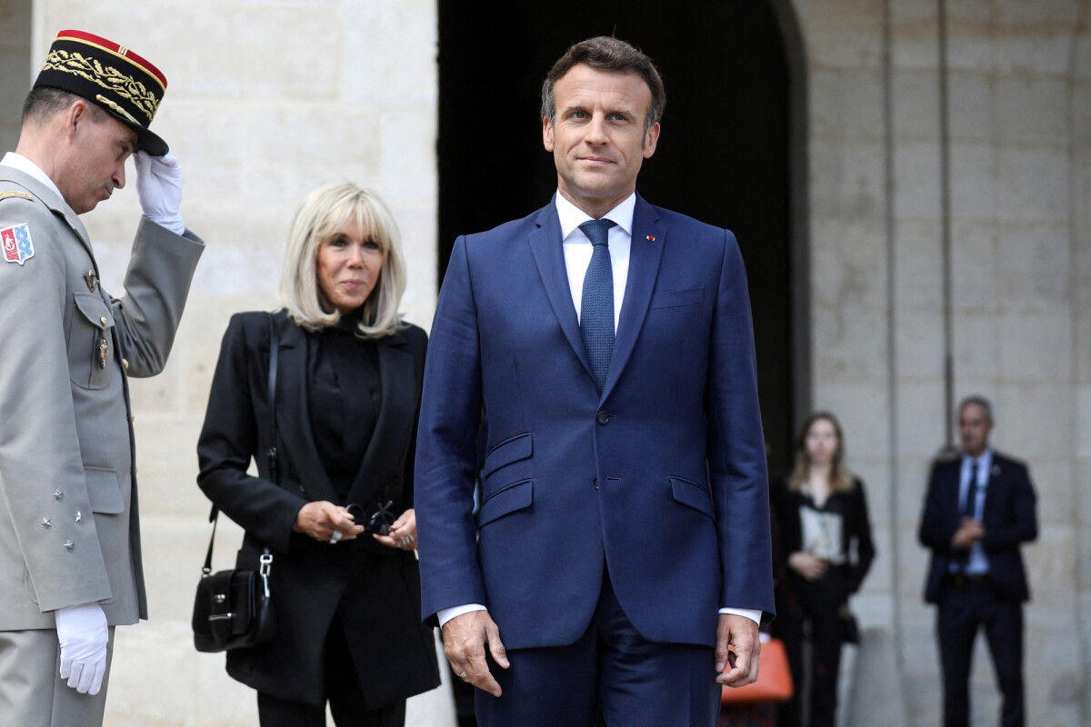 Photo : Le président français Emmanuel Macron accompagné de la première ...