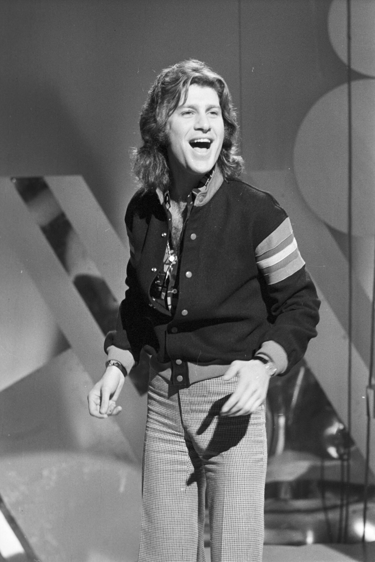 Photo : Archives - En France, à Paris, Mike Brant chantant en playback ...