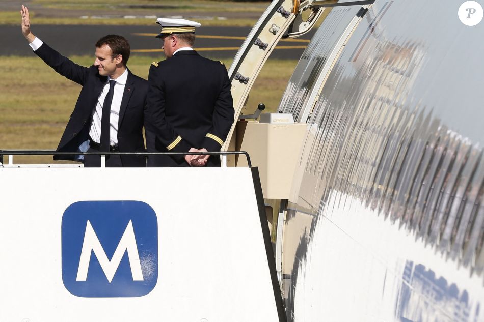 Le président Emmanuel Macron embarque dans l'avion présidentiel à ...