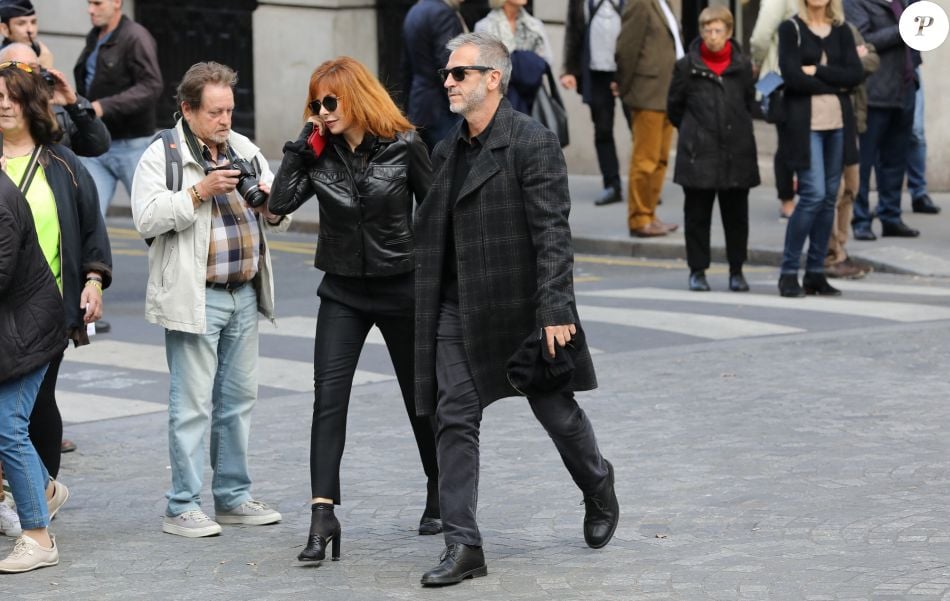 Mylène Farmer et son compagnon Benoît Di Sabatino lors des obsèques de ...