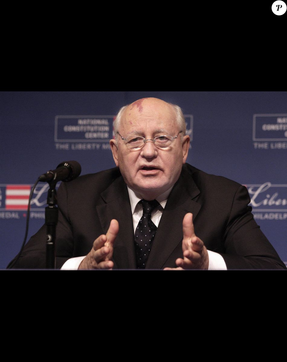 Mikhail Gorbatchev est mort, Emmanuel Macron lui rend hommage : le ...