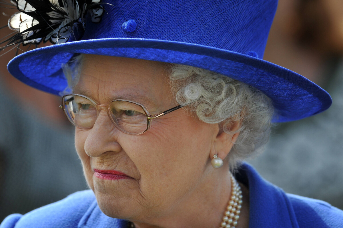 Photo : La reine Elizabeth II d'Angleterre au derby d'Epsom 2012 à l ...