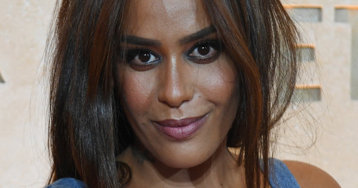 Amel Bent en robe moulante : 5 mois après l'accouchement, elle dévoile ...