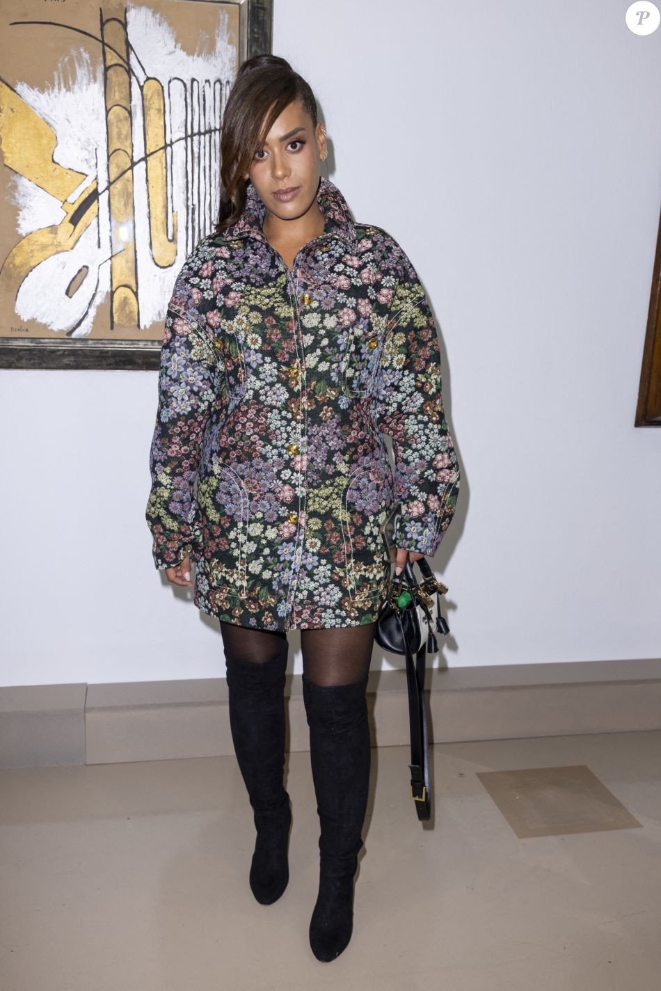 Amel Bent au front row du défilé de mode Giambattista Valli lors de la ...