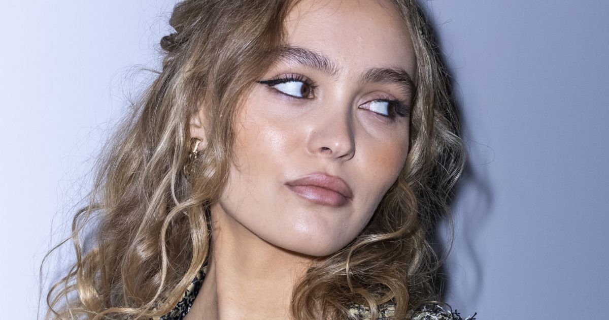 Lily-Rose Depp au front row du défilé de mode Chanel lors de la Fashion ...