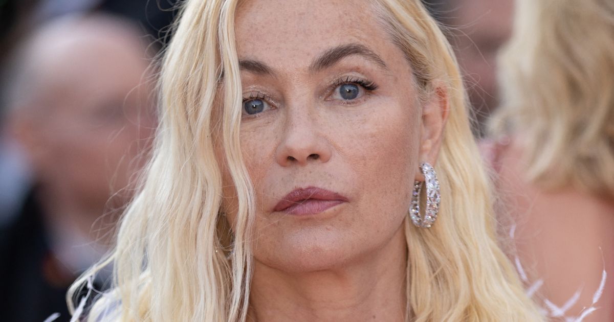 Emmanuelle Béart - Montée des marches du film Elvis lors du 75ème ...