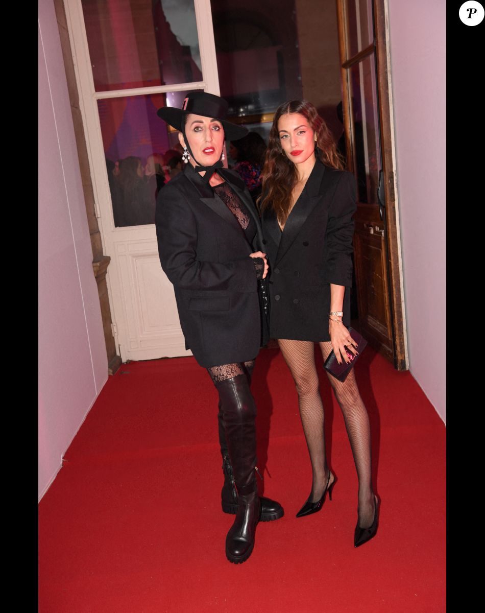 Laetitia Casta en total look cuir et collants résille, Tina Kunakey en ...