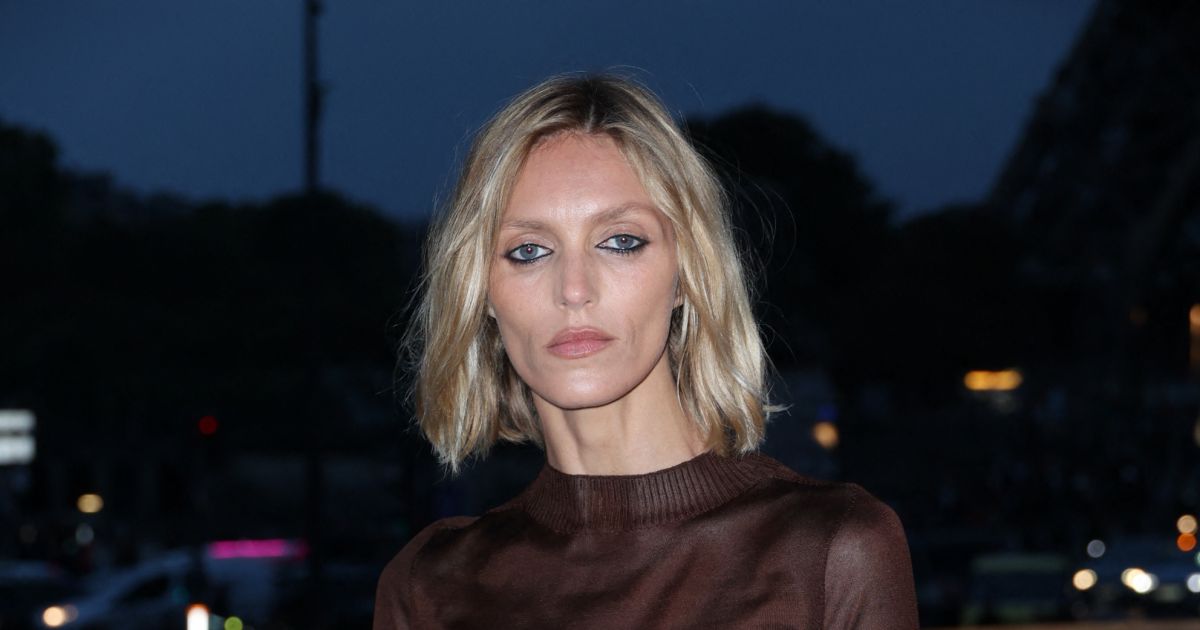 Anja Rubik - Arrivées au défilé Saint Laurent printemps-été 2023 dans ...