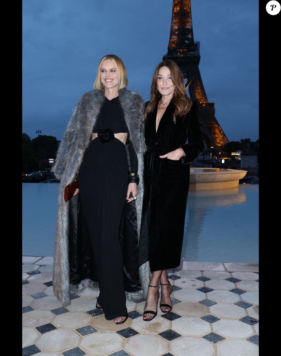 Fashion Week : Carla Bruni-Sarkozy dévoile ses jambes en robe fendue pour Saint Laurent : le ...