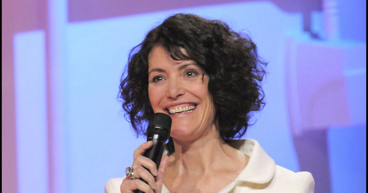 CAROLINE TRESCA - 25EMES VICTOIRES DE LA MUSIQUE AU ZENITH A PARIS 2010 ...