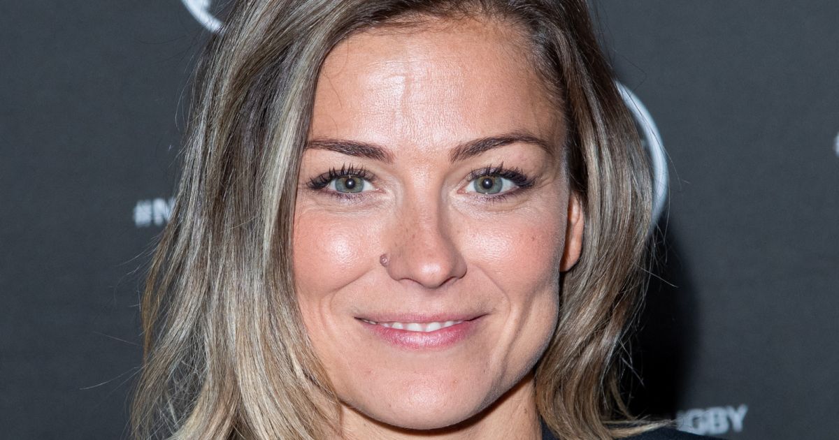 Laure Boulleau sublime dans son maillot rose pour une escapade de rêve ...