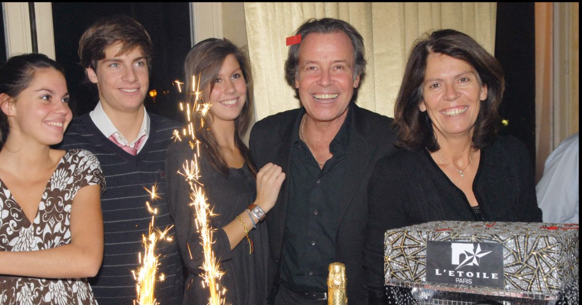Michel Leeb entouré de sa femme Béatrice et ses enfants Tom, Elsa et ...