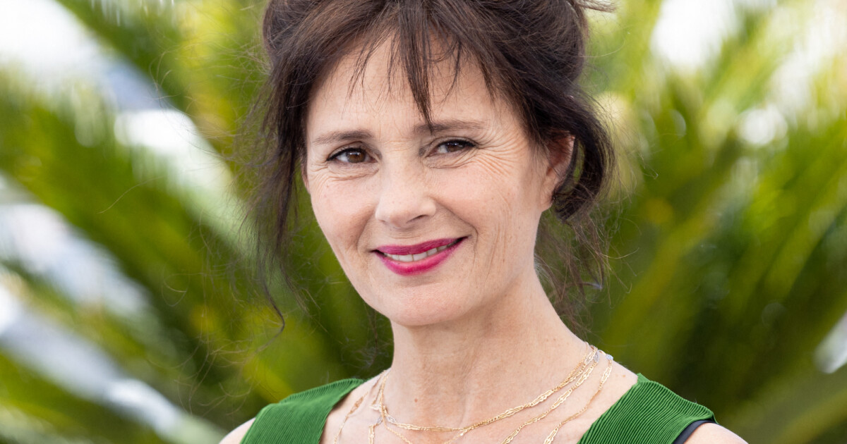 Anouk Grinberg, sa foi "atomisée par sa famille" : "Je suis partie très ...