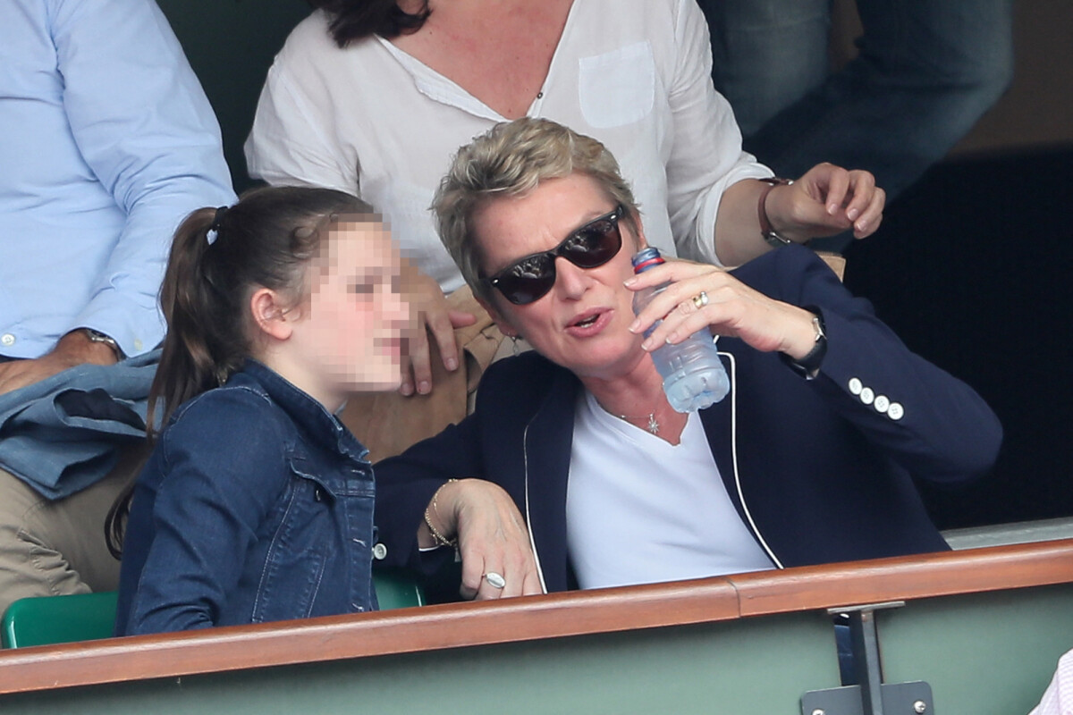 Photo : Elise Lucet et sa fille Rose - People dans les tribunes des ...