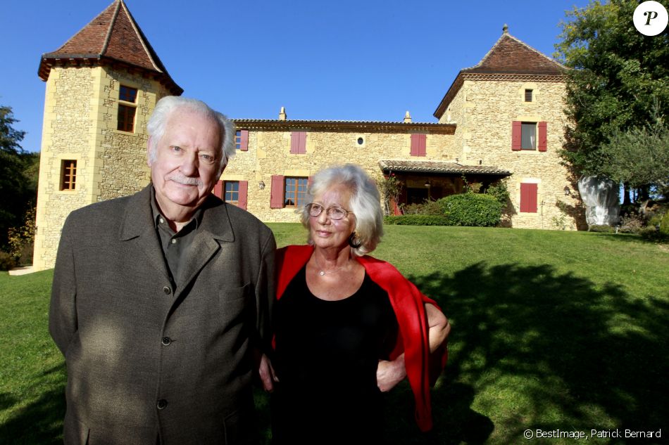 Pierre Bellemare et sa femme Roselyne posent dans leur maison de ...