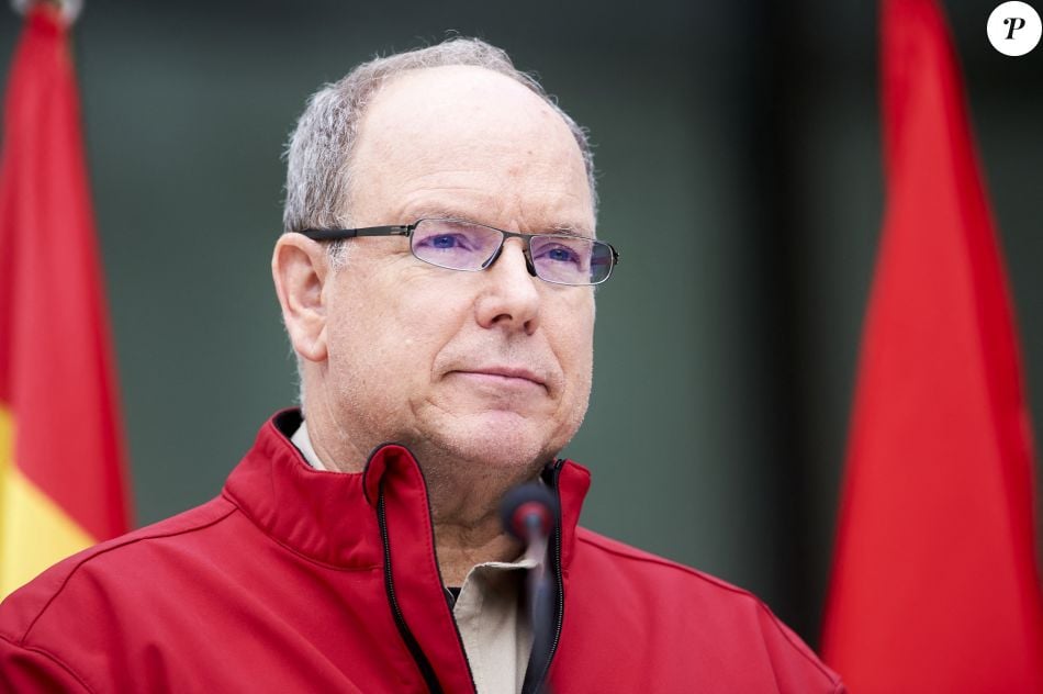 Le prince Albert II de Monaco visite le futur centre d'art des grottes ...