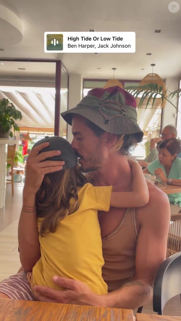 Flo Delavega : Rare vidéo avec son fils aux cheveux très longs, un père heureux et très câlin ...