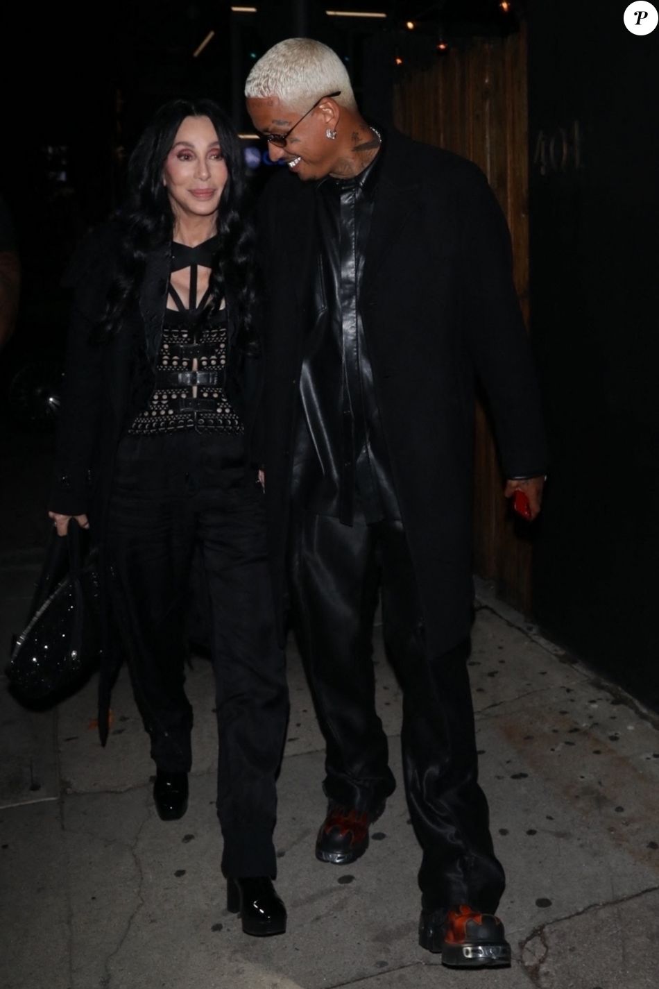 Cher et Alexander Edwards arrivent main dans la main au restaurant ...