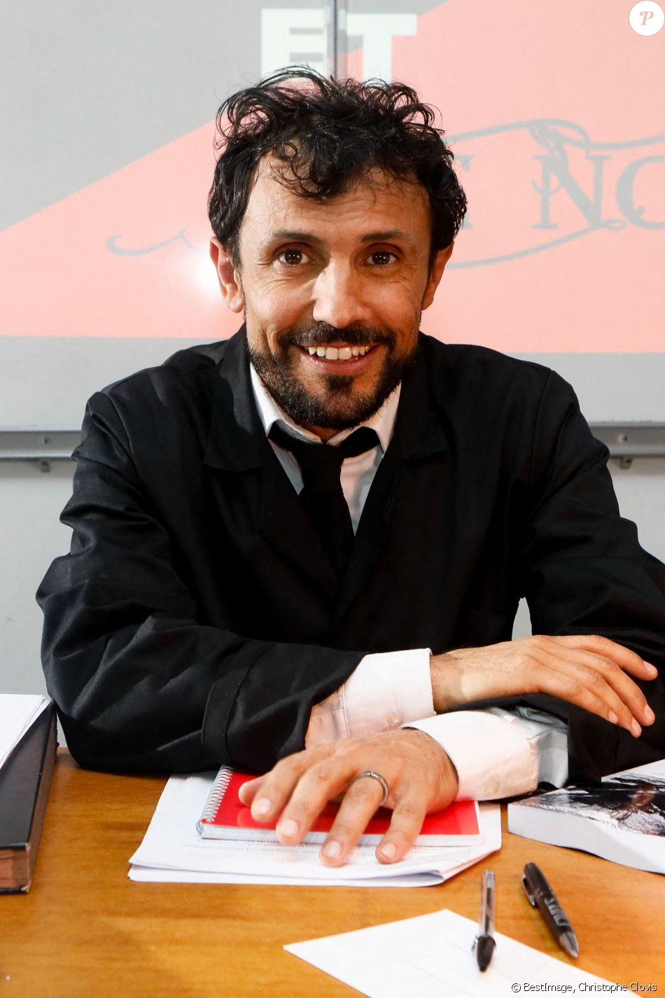 Willy Rovelli sur le tournage de l'émission Sketch Story à l'Iris ...