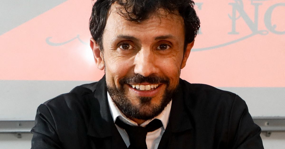 Willy Rovelli sur le tournage de l'émission Sketch Story à l'Iris ...