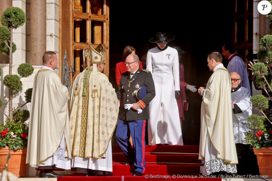 Le prince Albert II de Monaco, la princesse Charlene - Sorties de la cathédrale Notre-Dame ...