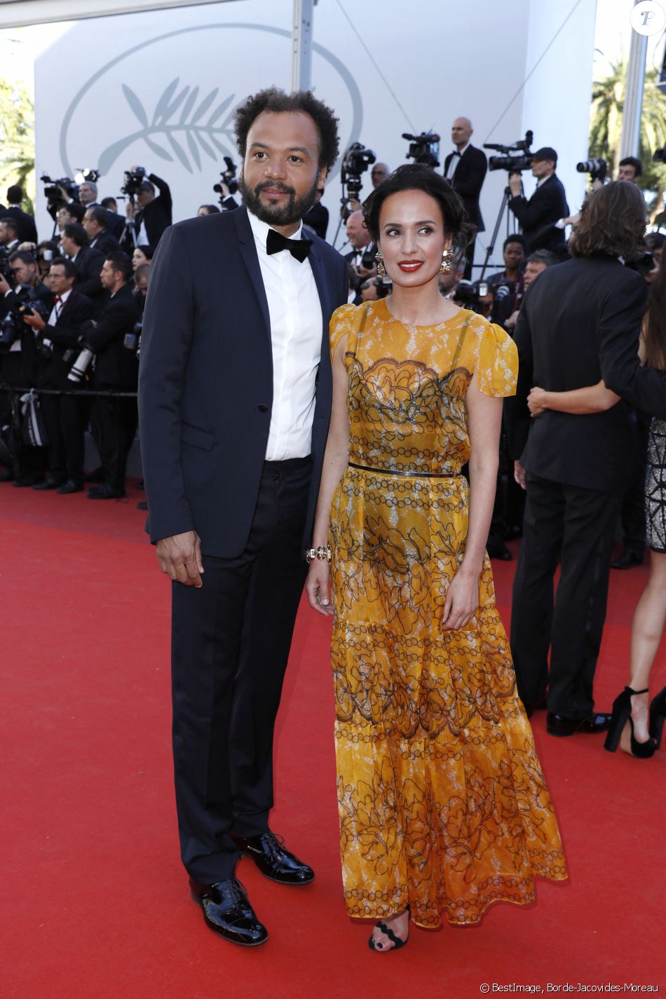 Fabrice Éboué et sa compagne Amelle Chahbi (habillée en Maison Paule Ka ...
