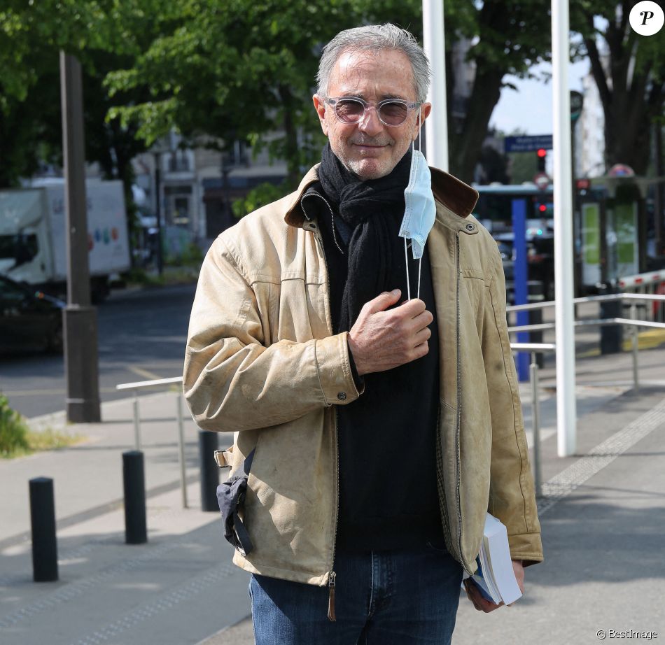 Exclusif - Thierry Lhermitte quitte les studios de Radio France à Paris ...