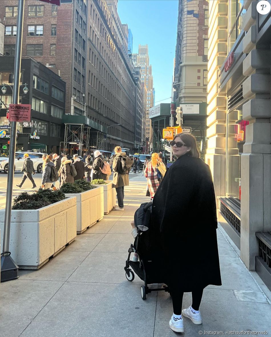 Louane à New York avec sa fille Esmée. Photo publiée sur Instagram le ...
