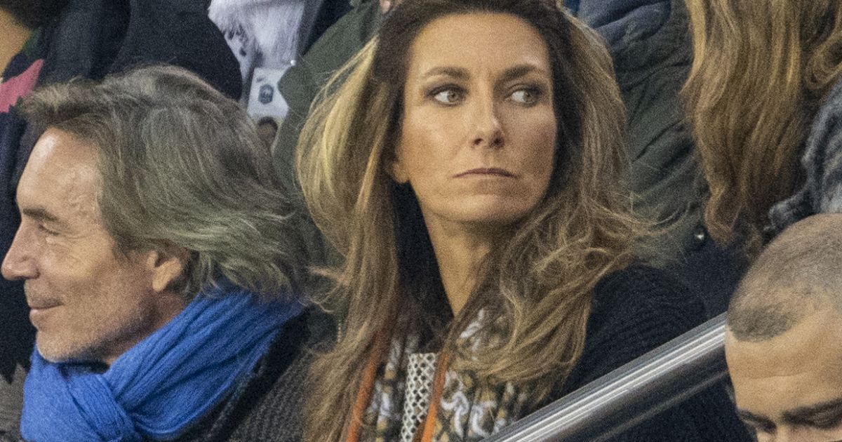 Anne-Claire Coudray et son compagnon Nicolas Vix dans les tribunes lors ...