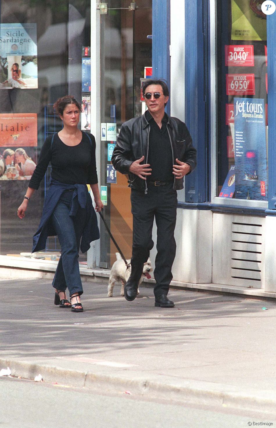 Richard Berry et sa fille Coline dans les rues de Paris le 6 juin 1997 ...