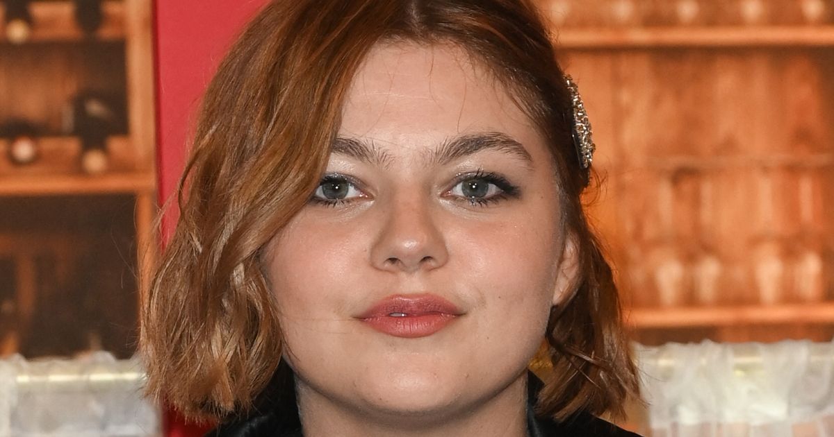 Louane - Avant-première du film Netflix Emily in Paris saison 3 au ...