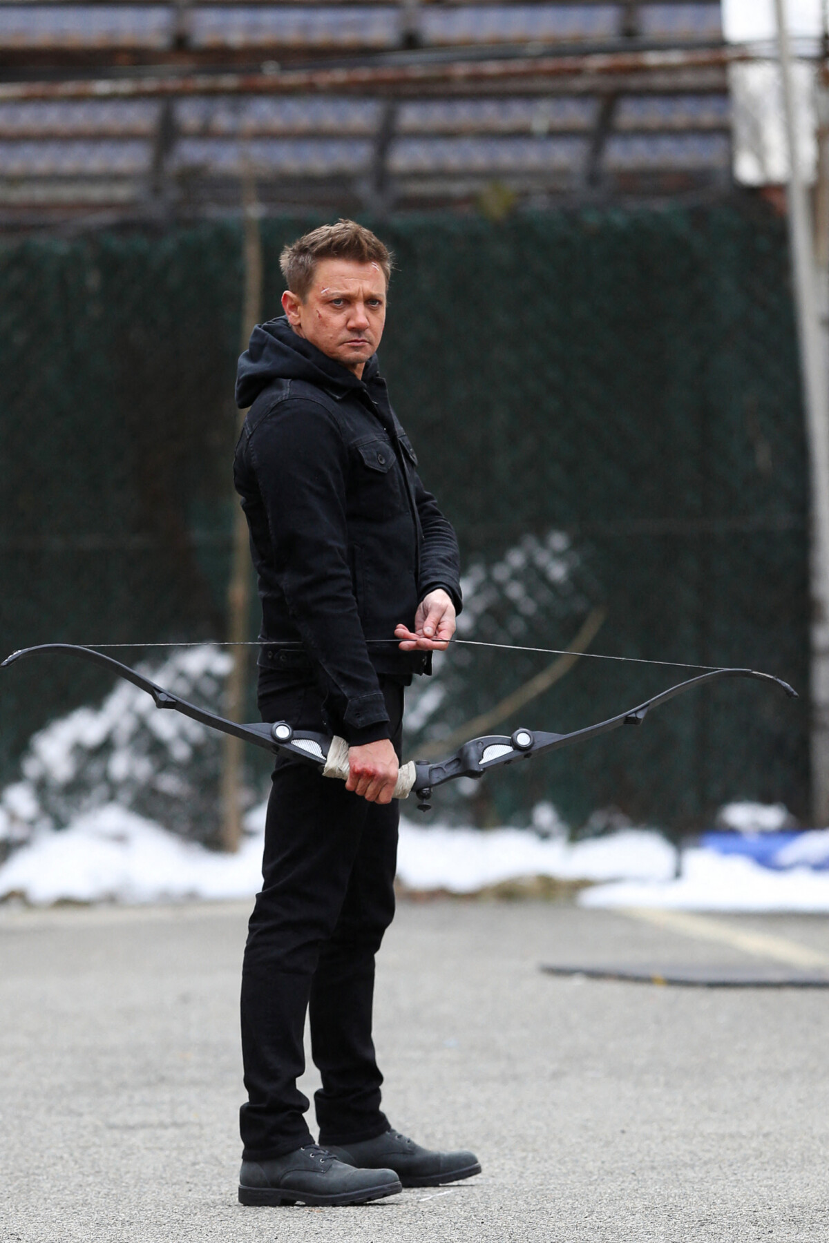 Photo : Jeremy Renner avec un arc sur le tournage de la série Disney ...