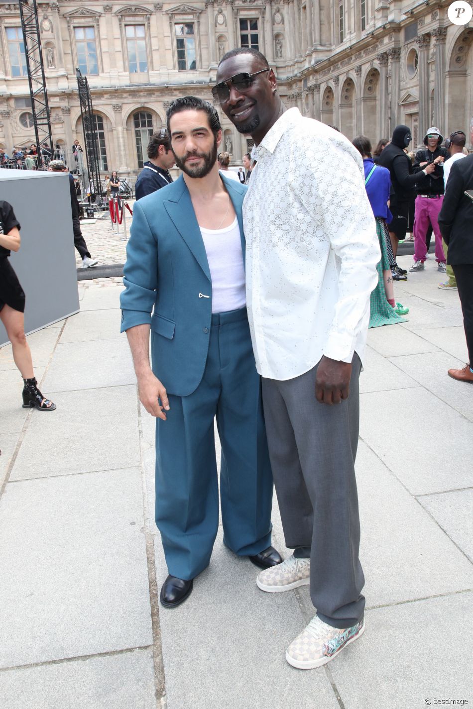 Tahar Rahim et Omar Sy lors du défilé de mode Homme printemps-été 2023 ...