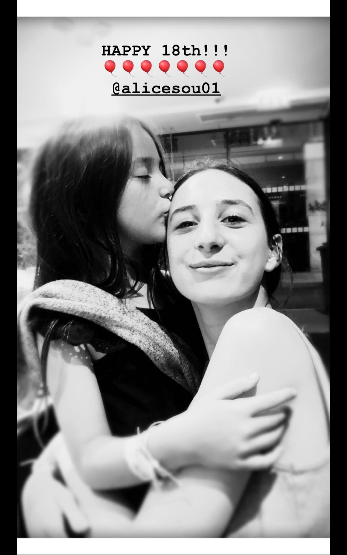 Photo : Alice Attal fête ses 18 ans, sur le compte Instagram de sa mère ...