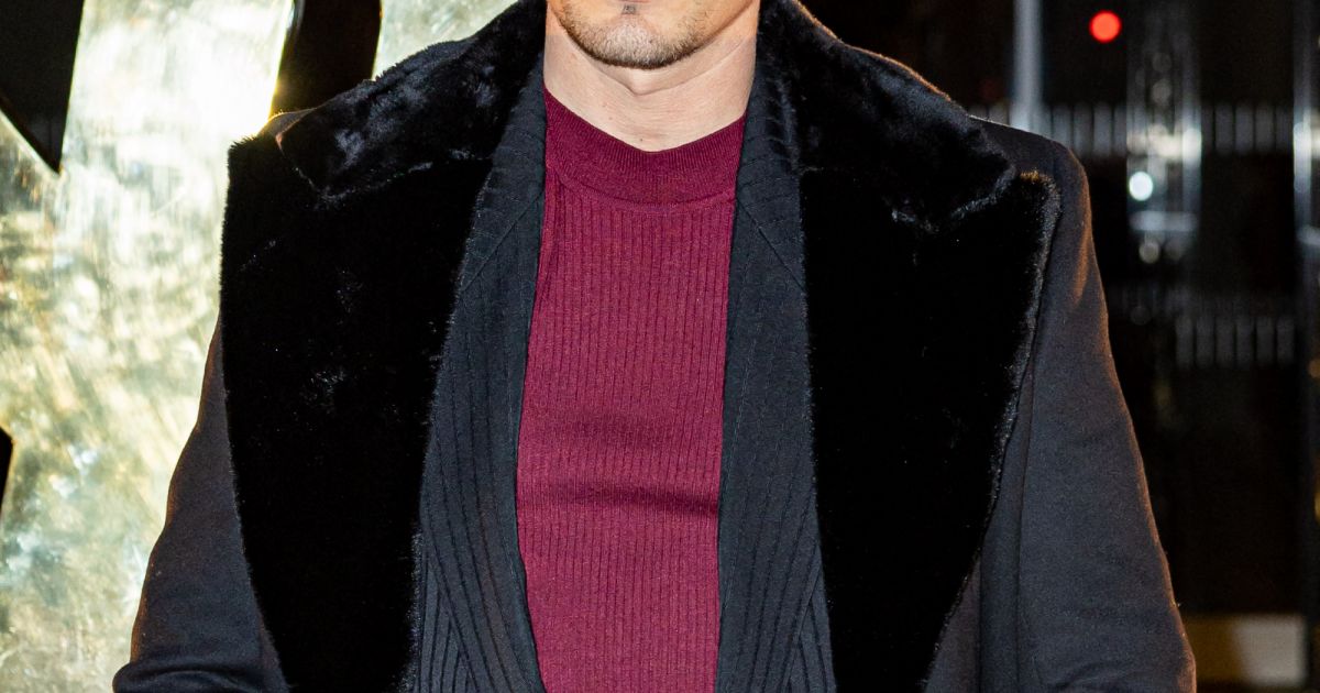 Niels Schneider - Défilé Saint Laurent Homme Automne-Hiver 2023-2024 ...
